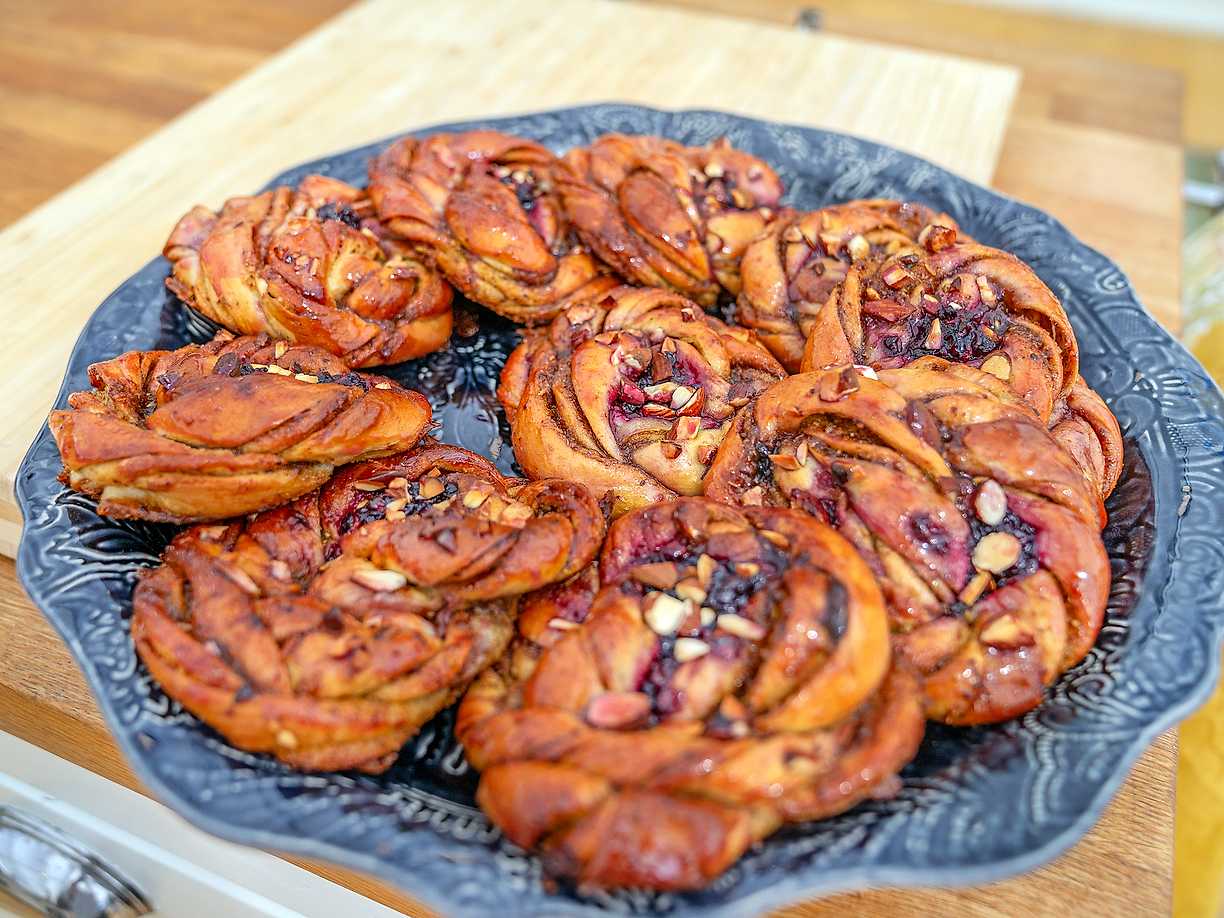 Bullar med lakrits och björnbär | Köket.se