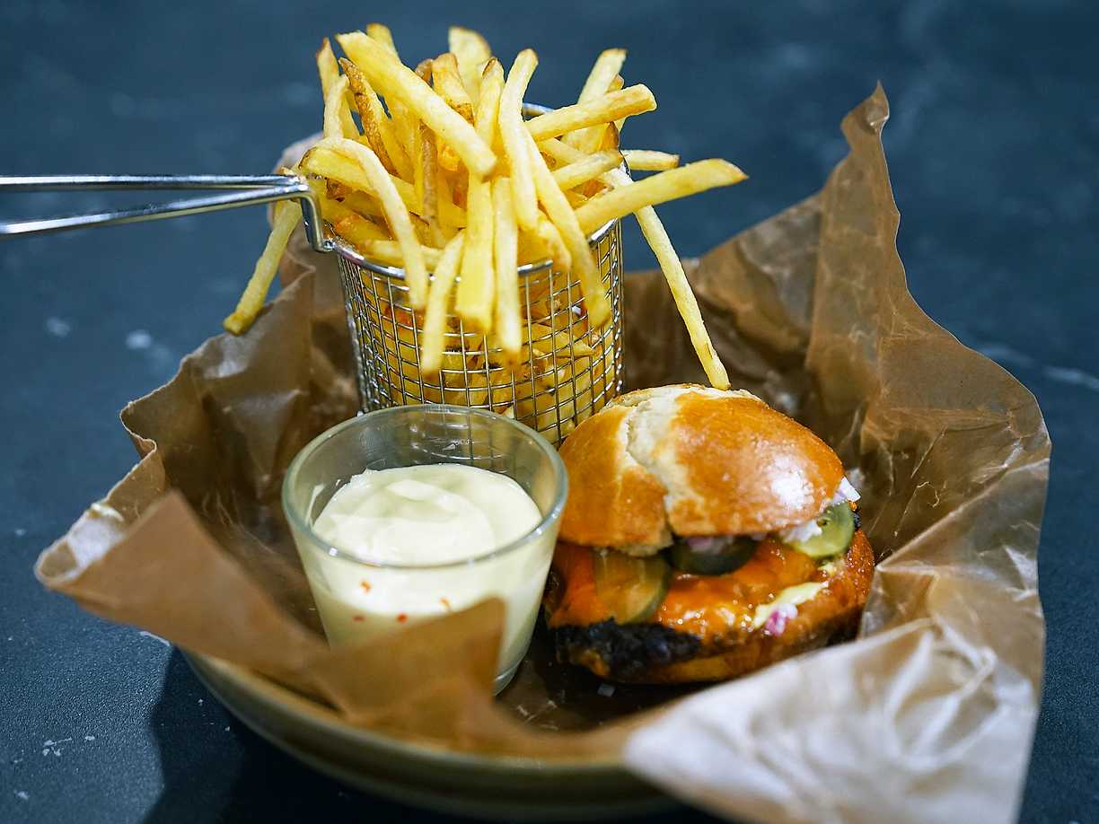 Burgare på högrevsfärs med pommes | Köket.se