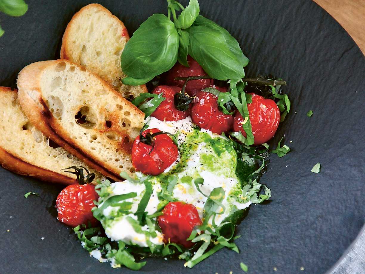 Burrata med basilikaolja och ugnsrostade tomater | Köket.se
