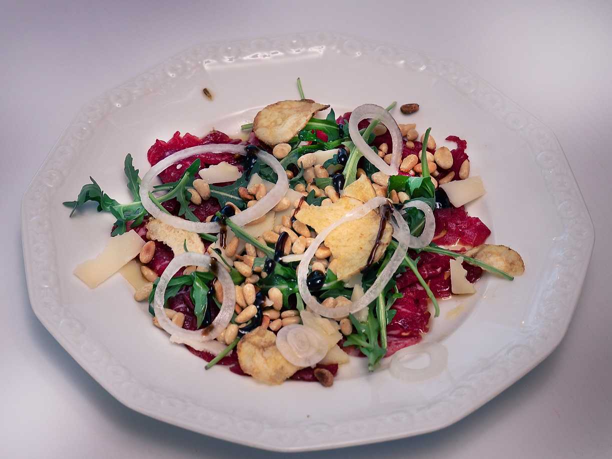 Carpaccio med picklad silverlök, parmesanost och tryffelchips | Köket.se