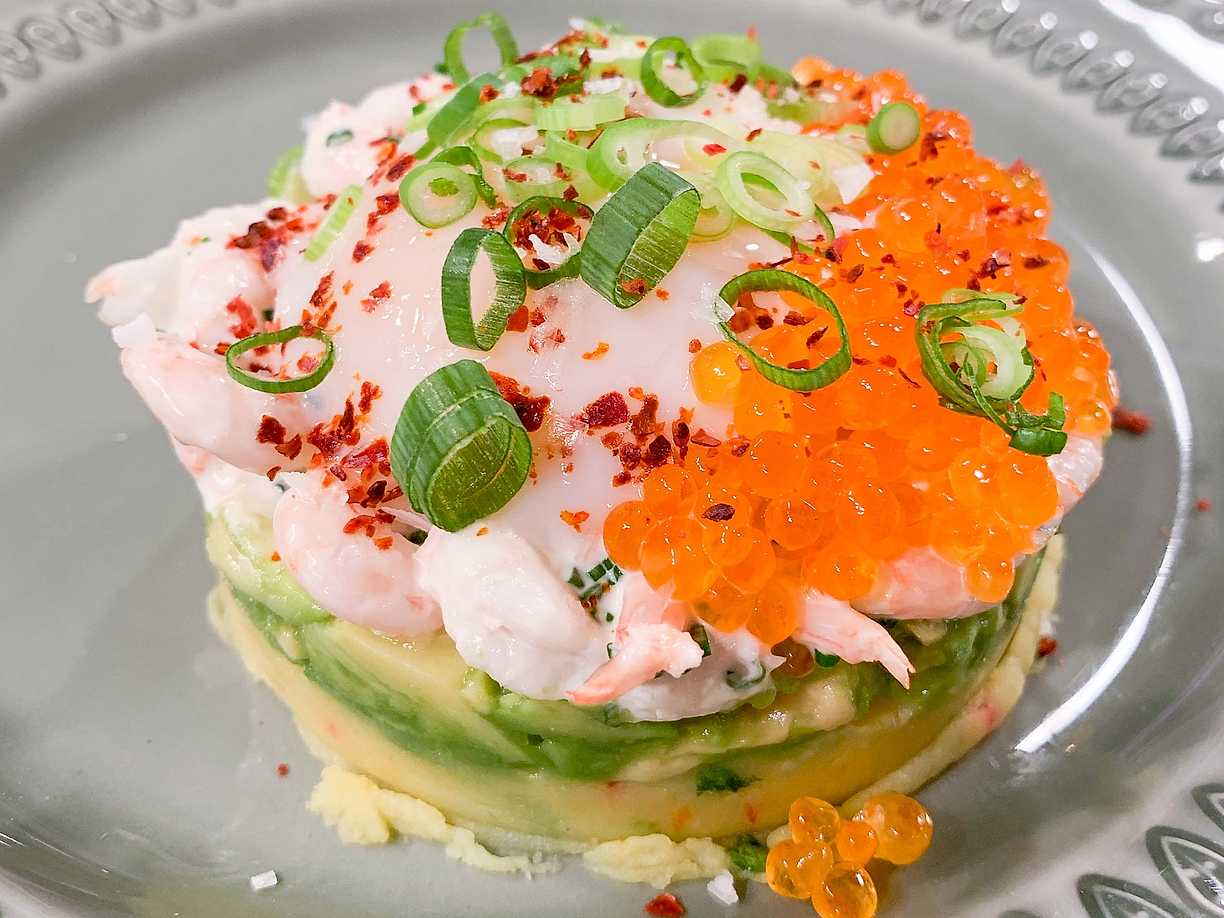 Causa med forellrom, mjukkokt ägg och avokado | Köket.se