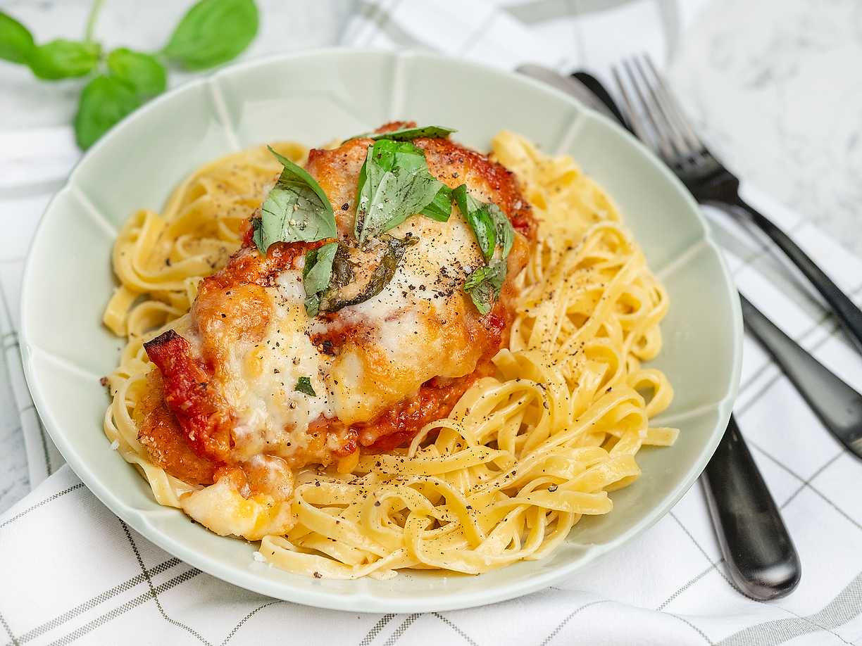 Chicken parmesan - parmesangratinerad kyckling | Köket.se