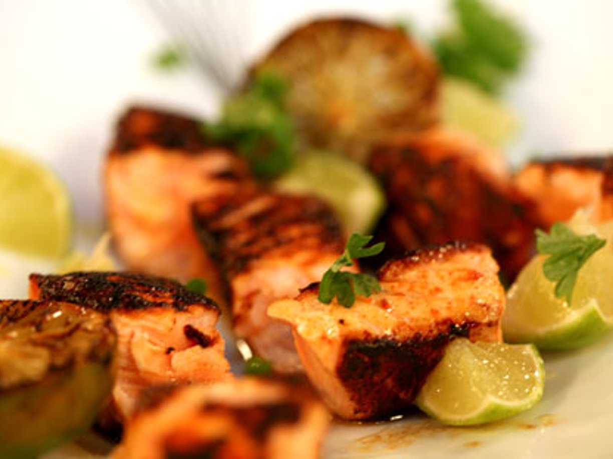 Chilistekt laxfilé med senapsmarinerad avokado- och grönsakspilaff ...