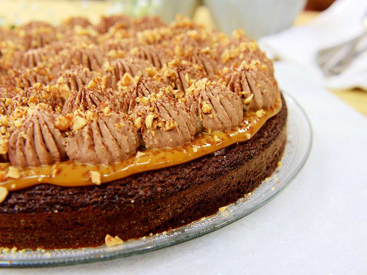 Chokladkaka med dulce de leche och jordnötter | Köket.se