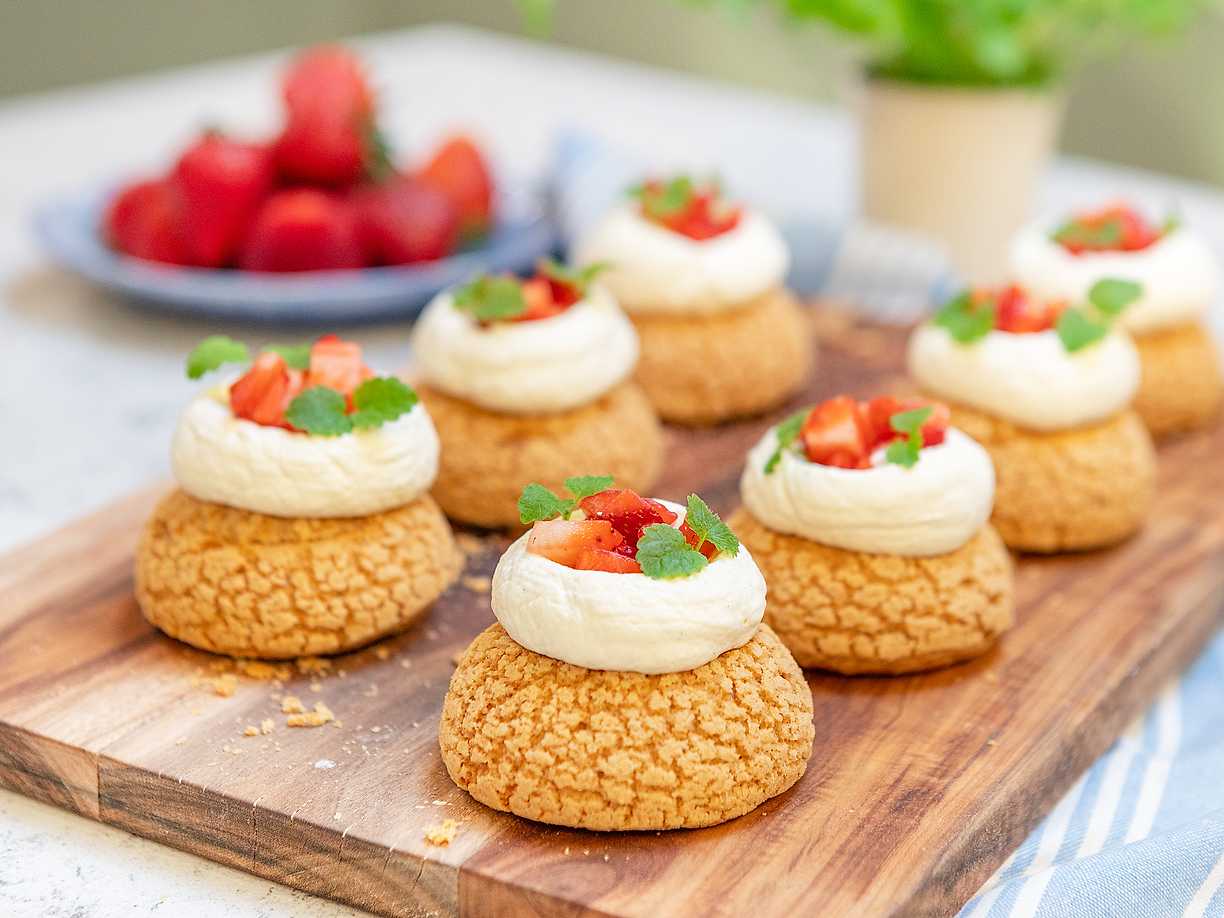 Choux au craquelin med jordgubbar och vaniljgrädde | Köket.se