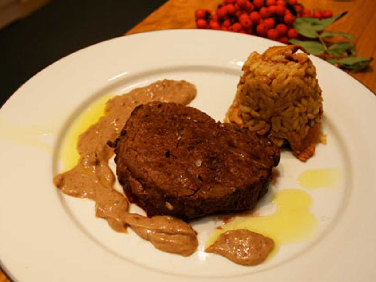 Enbärsspäckad oxfilé tournedos med kantarellrisotto och flädersås ...