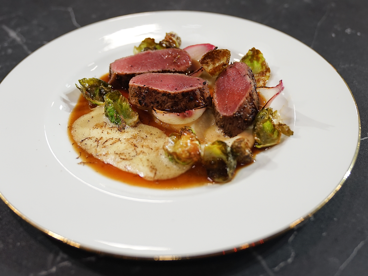 Enbärsstekt hjortfilé med miso-jordärtskockspuré, shiitakeskysås ...