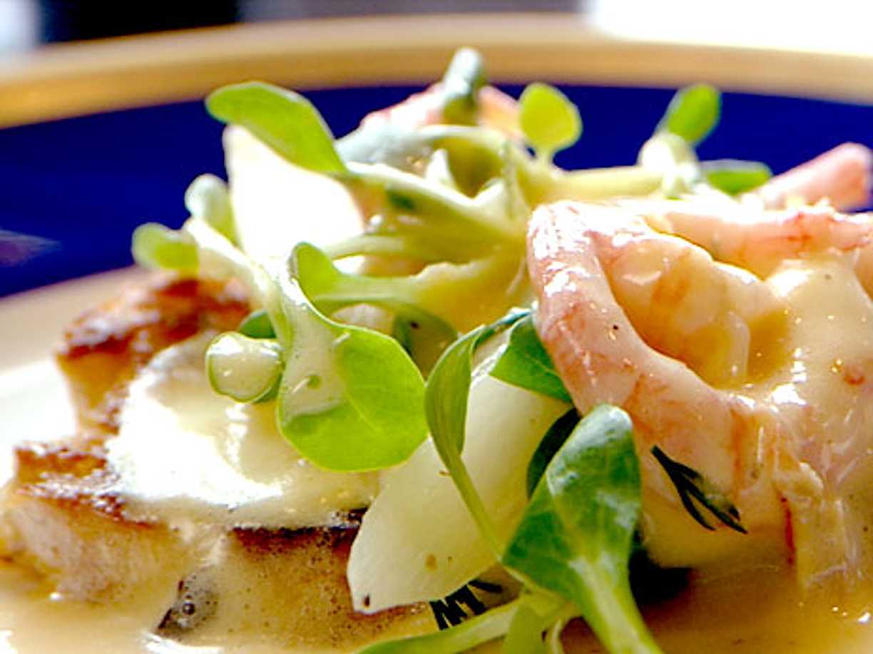 Fattiga riddare med sparris, räkor och hollandaise | Köket.se