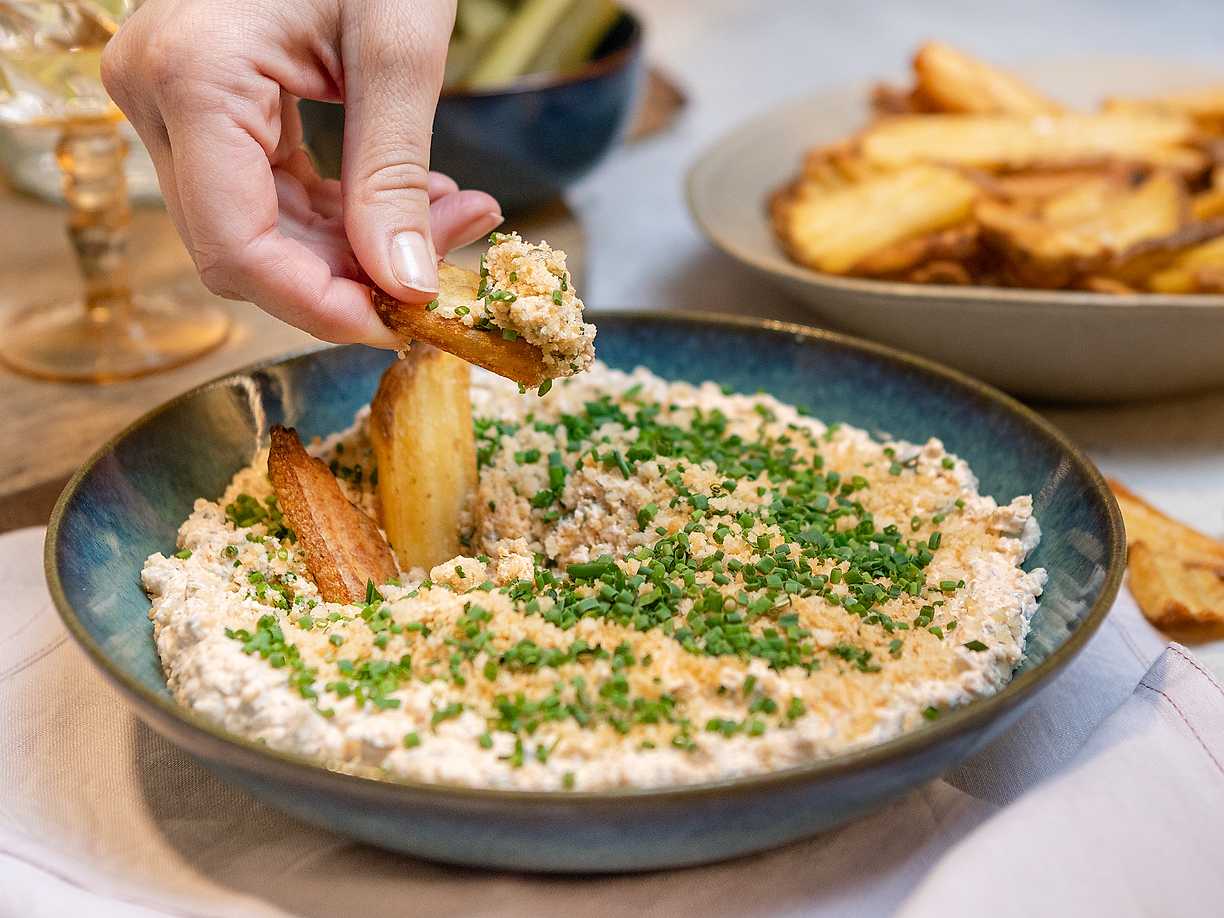 Pommes chips med fried pickles dip | Köket.se