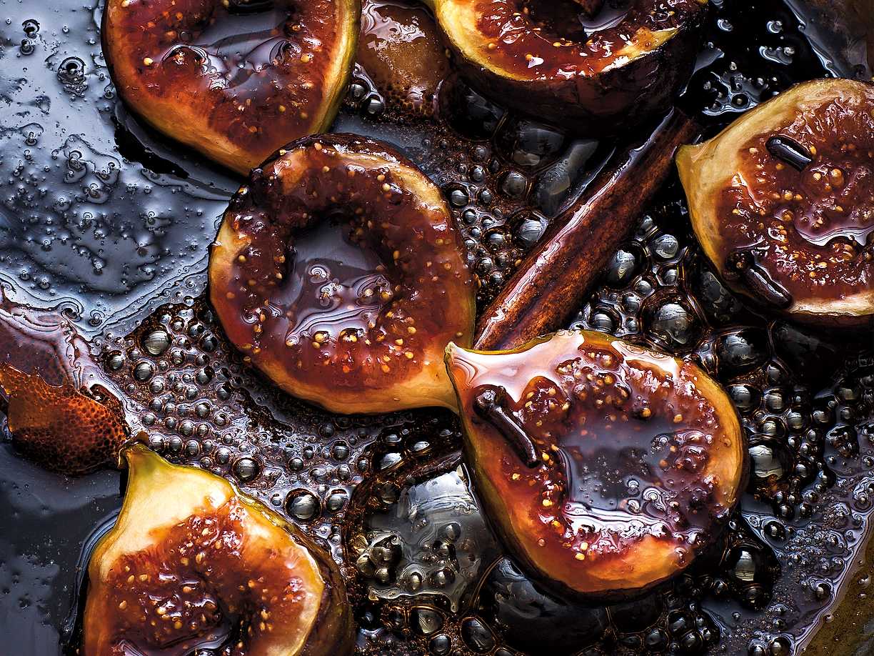 Fikon i kryddigt vin med vaniljglass | Köket.se