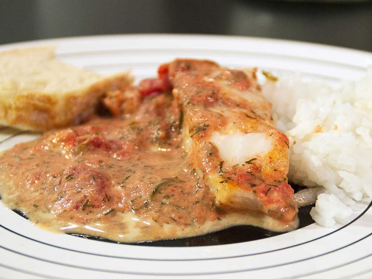 Fiskgryta, serveras med ris och grekiskt bröd | Köket.se