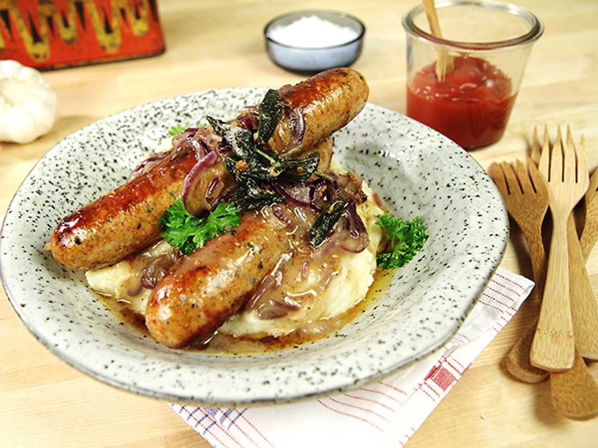 Korv med vitlöksmos och rödlökssås | Köket.se