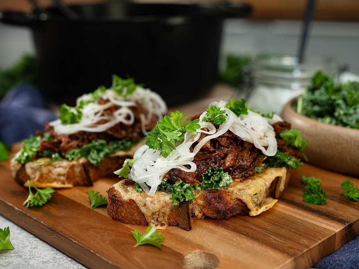 Surdegstoast med pulled beef och gröncoleslaw | Köket.se