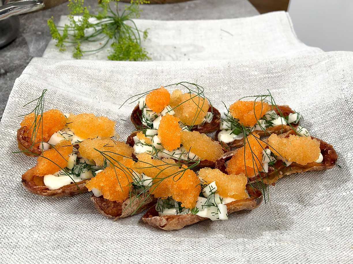 Frasiga potatisskal med syrad silverlök | Köket.se