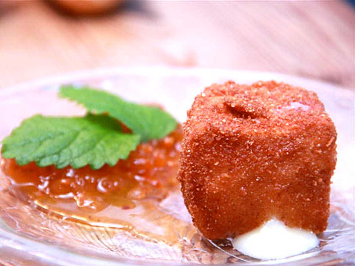 Friterad camembert med hjortronsylt | Köket.se