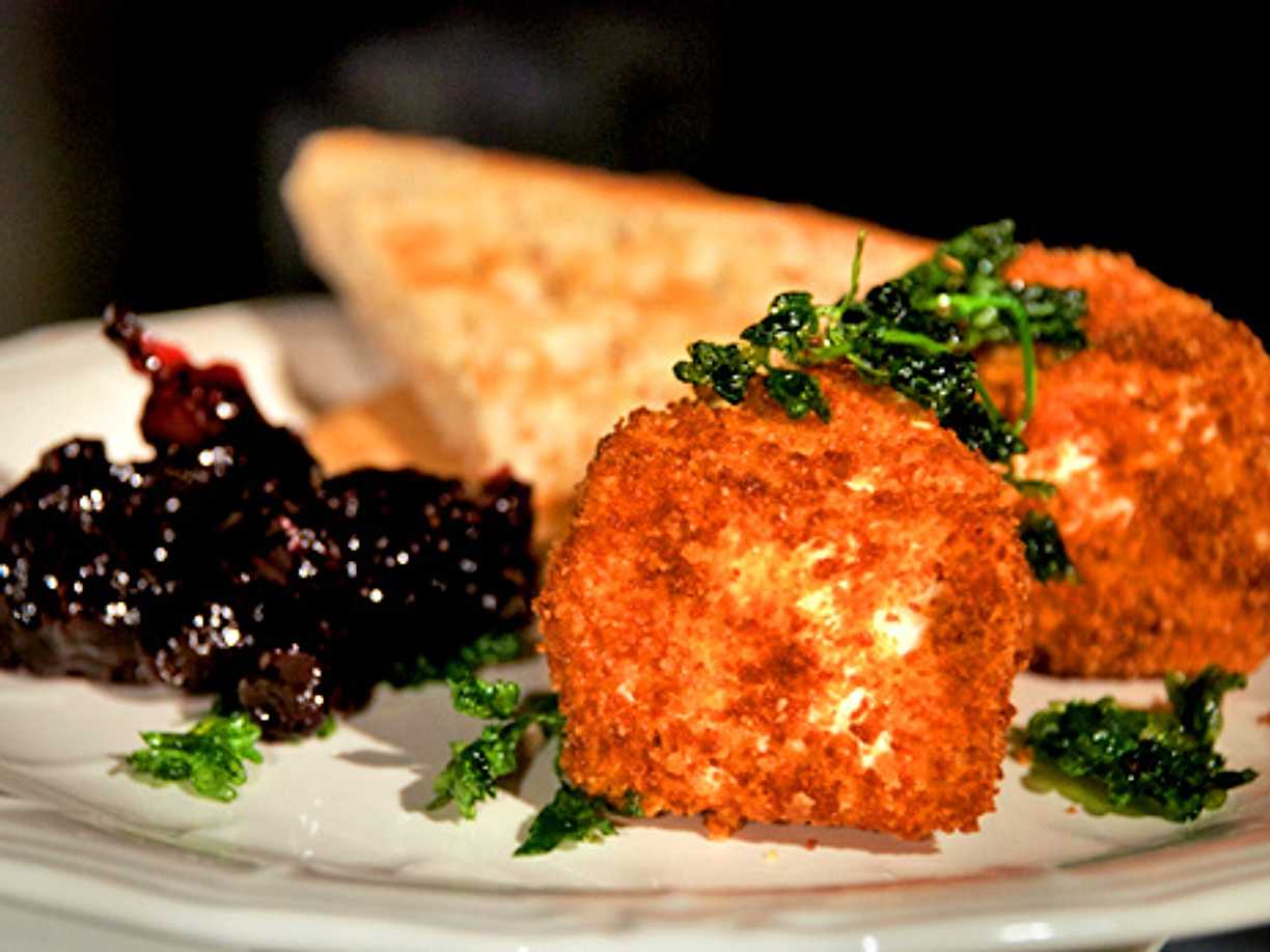 Friterad camembert och persilja med svartvinbärssylt | Köket.se