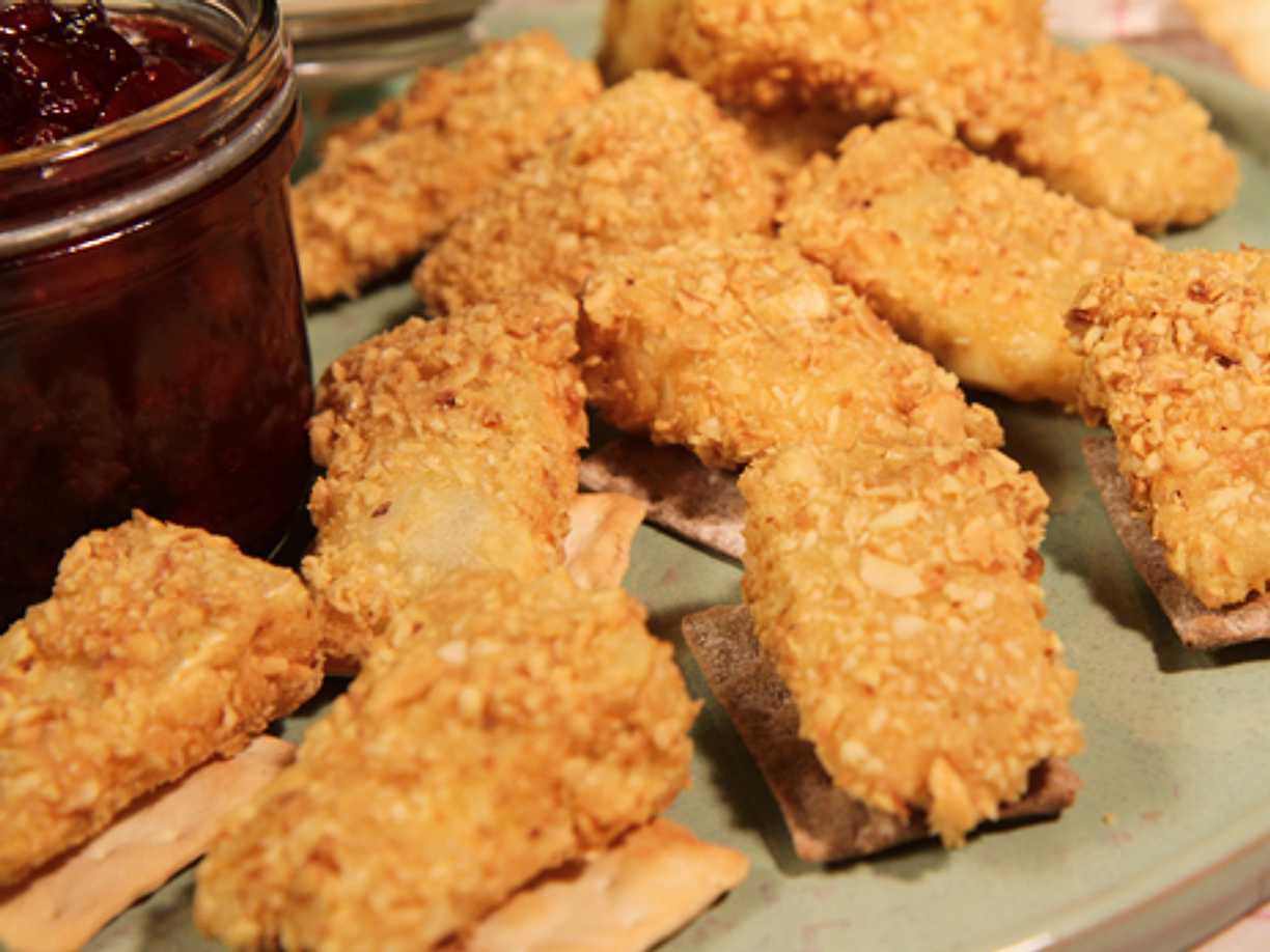 Hasselnötsfriterad camembert med päron- och tranbärskompott | Köket.se