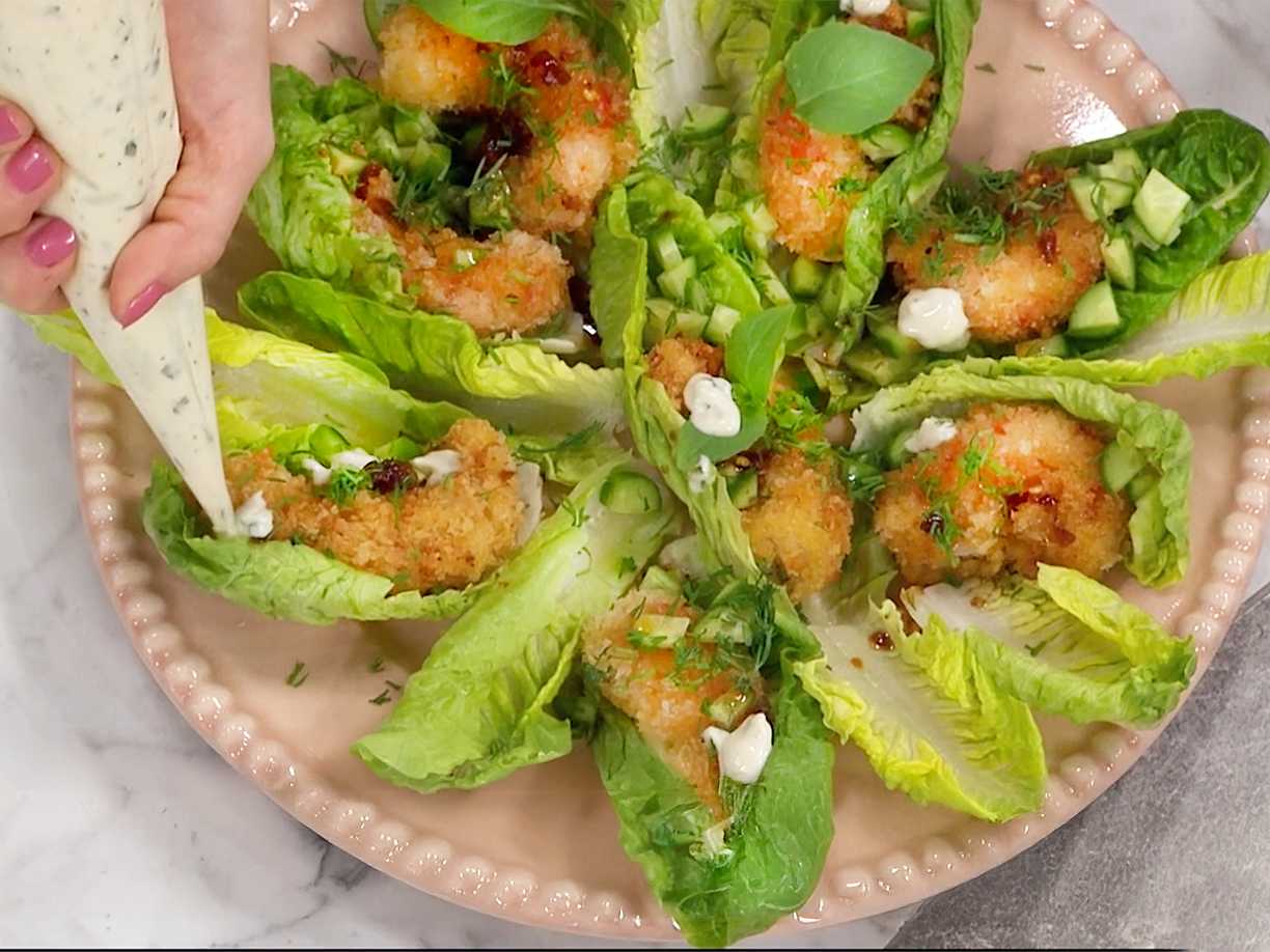 Friterad rödräka i salladsblad med limemajo | Köket.se