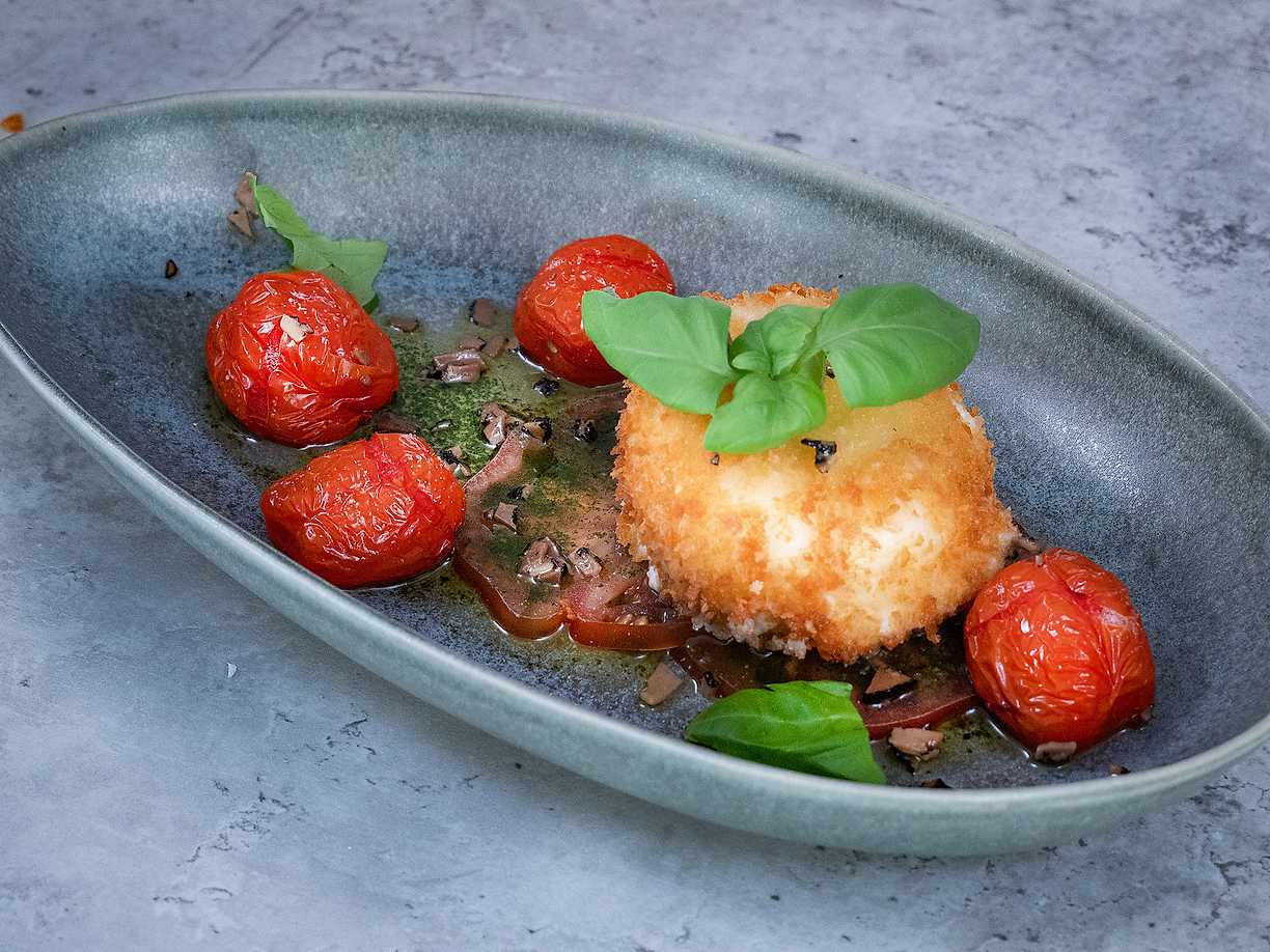 Friterad tryffelburrata på tomatbädd med basilikaolja | Köket.se
