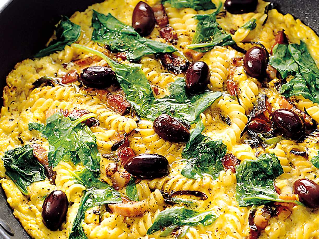 Frittata med fusillini, bacon och fetaost | Köket.se