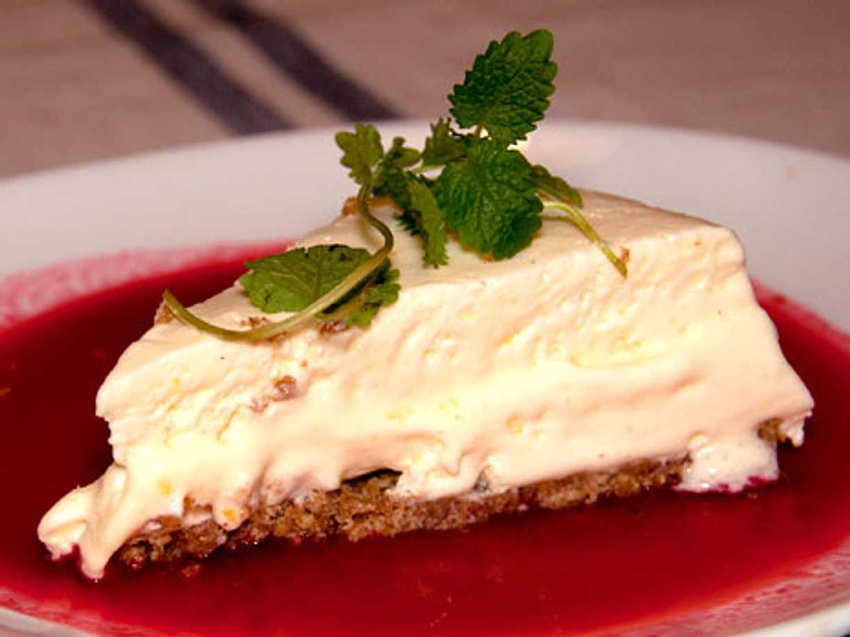 Fryst cheesecake med hallonsås | Köket.se