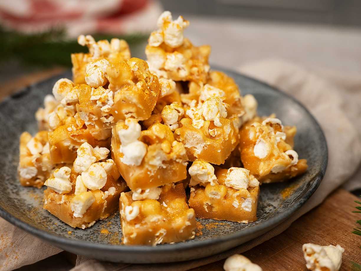 Fudge med brynt smör och popcorn | Köket.se