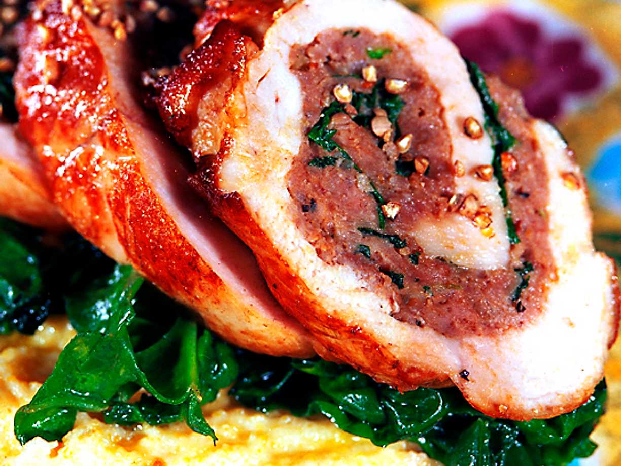 Fylld kycklingfilé på bädd av färsk spenat | Köket.se