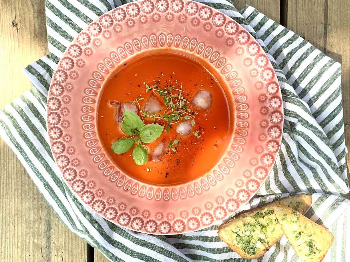 Gazpacho med vitlöksbröd | Köket.se