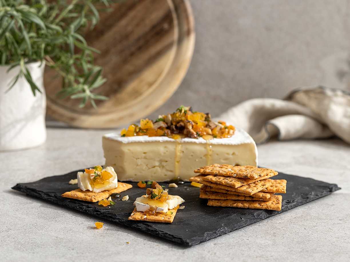 Heta kex med krämig brieost och aprikoser | Köket.se