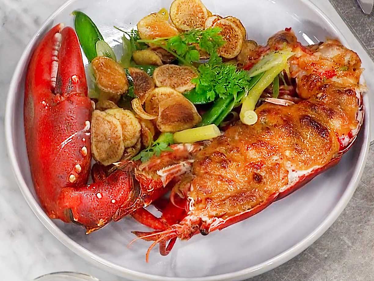 Gratinerad svensk hummer med krispig bönsallad | Köket.se