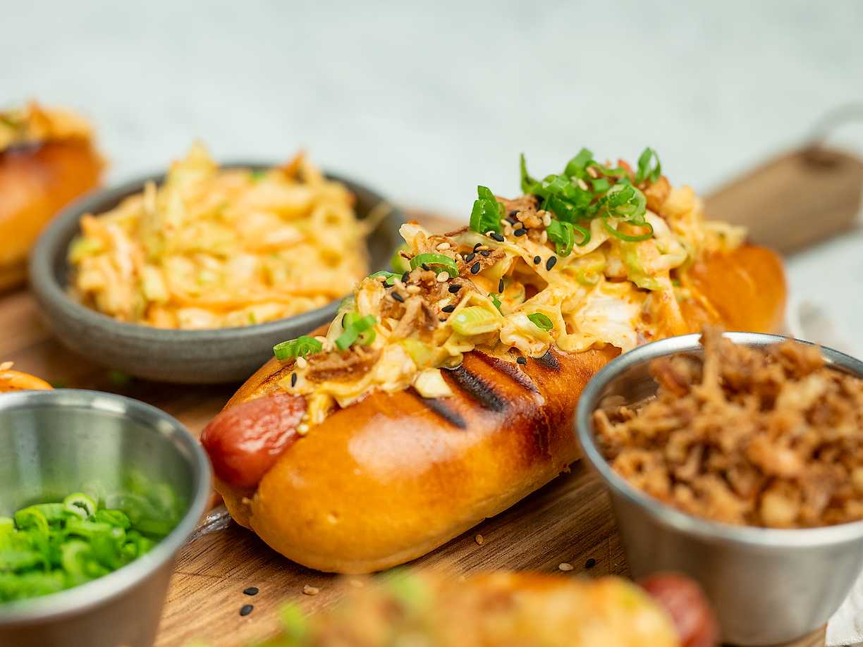 Grillad korv med kimchislaw och sojapicklad silverlök | Köket.se