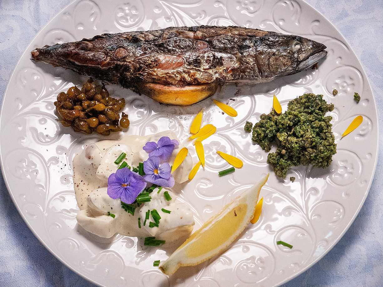 Grillad makrill med blommig potatissallad | Köket.se