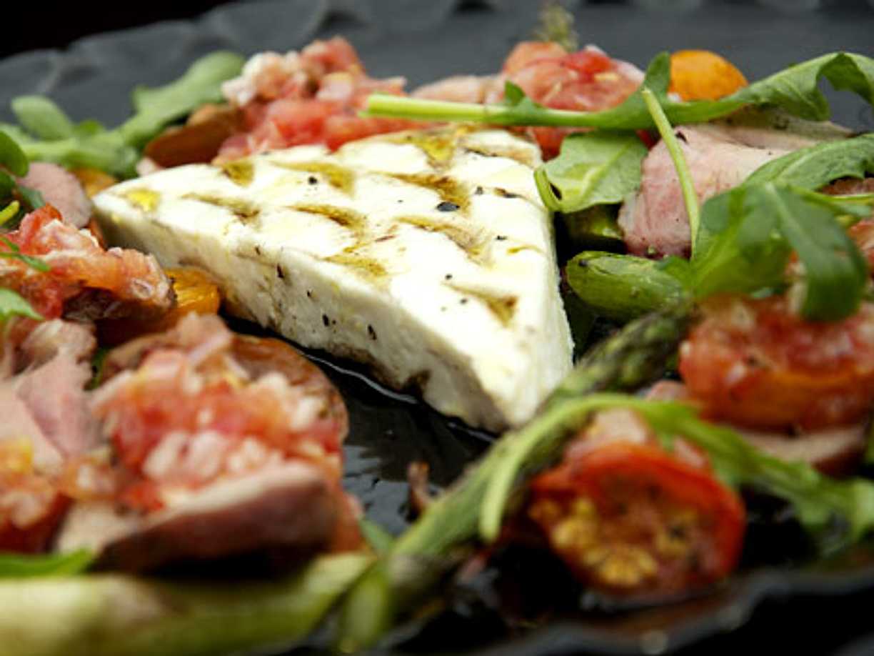 Grillost med grillat killinglår och tomat | Köket.se