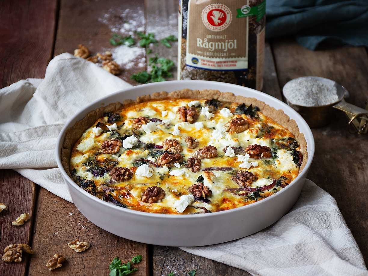 Grönkålspaj med fetaost och valnötter | Köket.se
