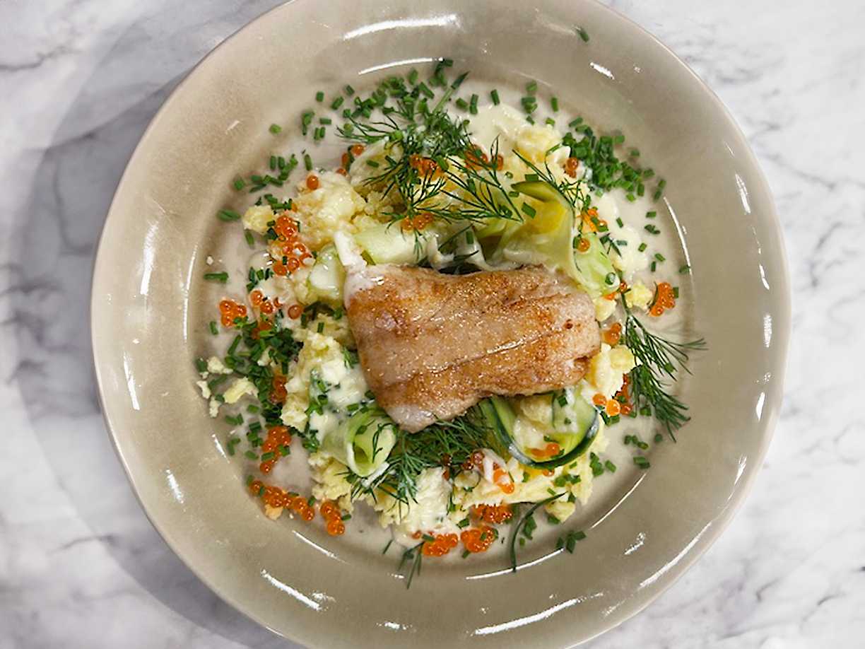 Halstrad gösfilé med krossad mandelpotatis och sandefjordsås | Köket.se