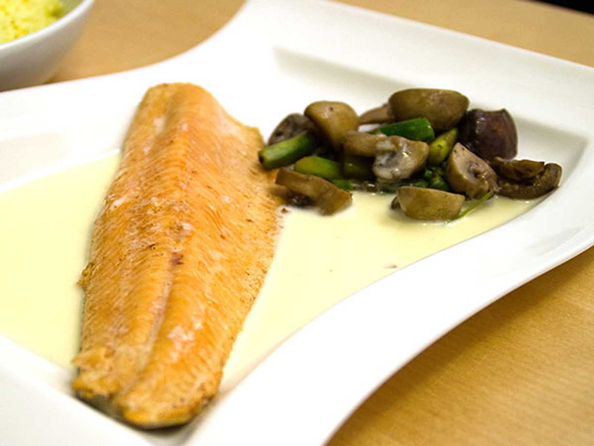 Halstrad röding med svamp, sparris och vitvinssås | Köket.se