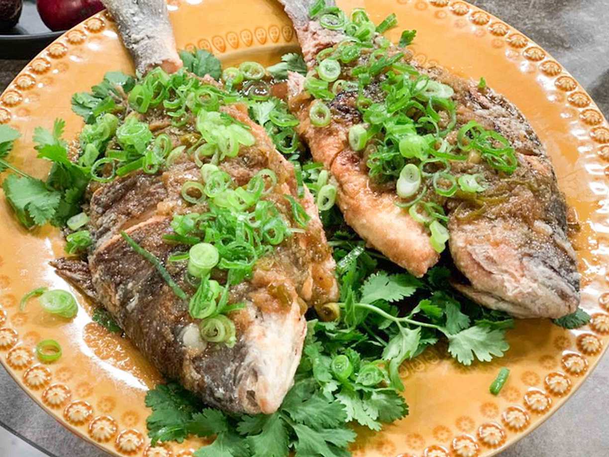 Hel krispig fisk med sötsyrlig sås | Köket.se