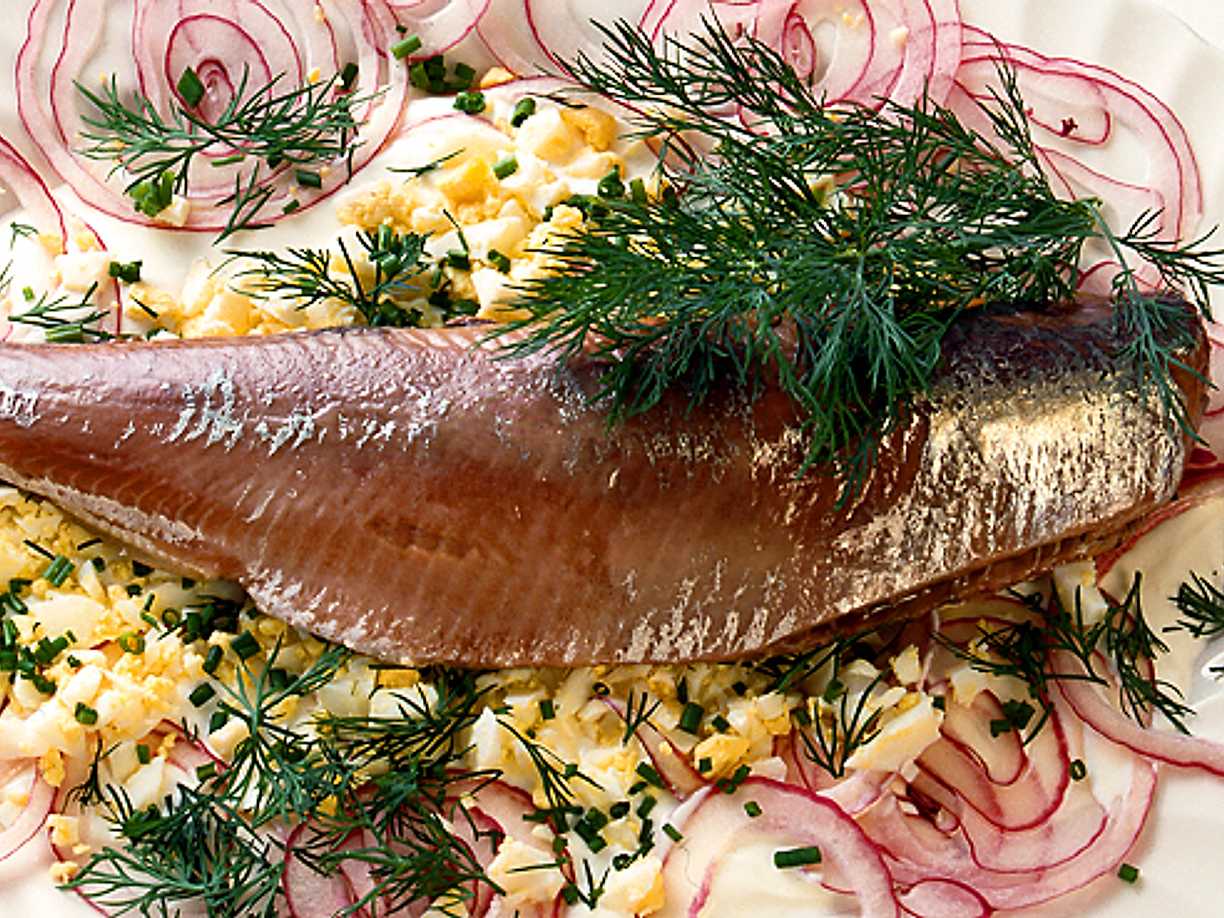 Hel matjessill med ägghack | Köket.se