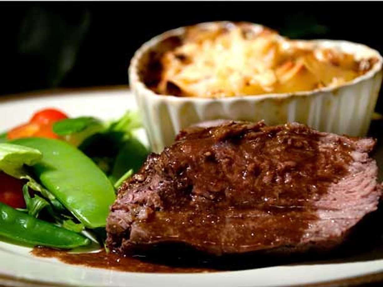 Helstekt oxfilé med rotfruktsgratäng | Köket.se