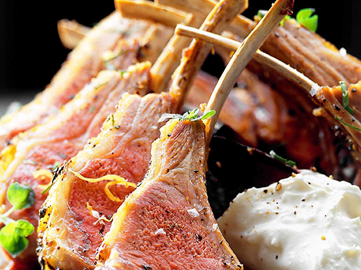 Helstekta lammracks med vitlöksyoghurt | Köket.se