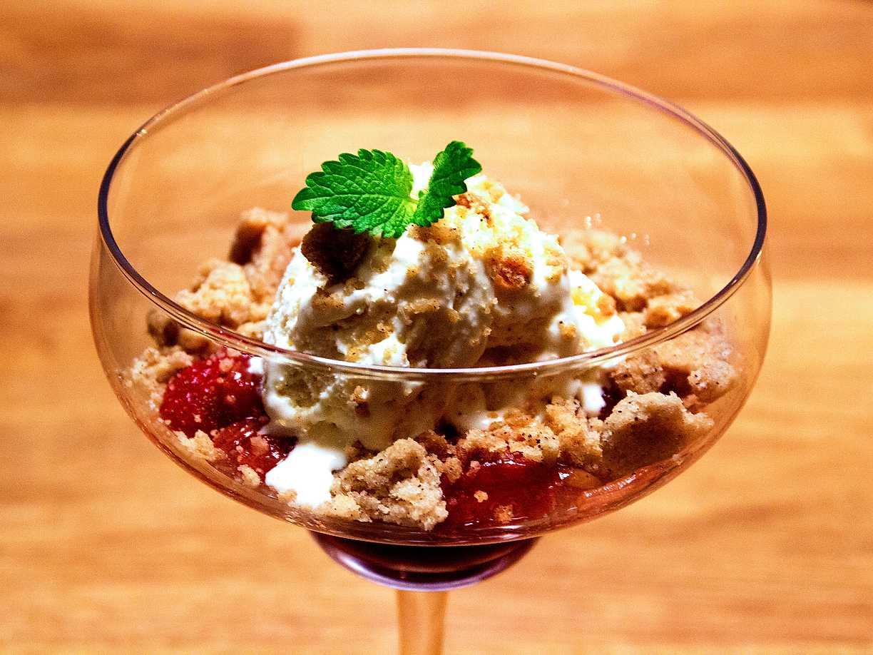 Hemgjord glass med rabarberkompott och kaksmul | Köket.se