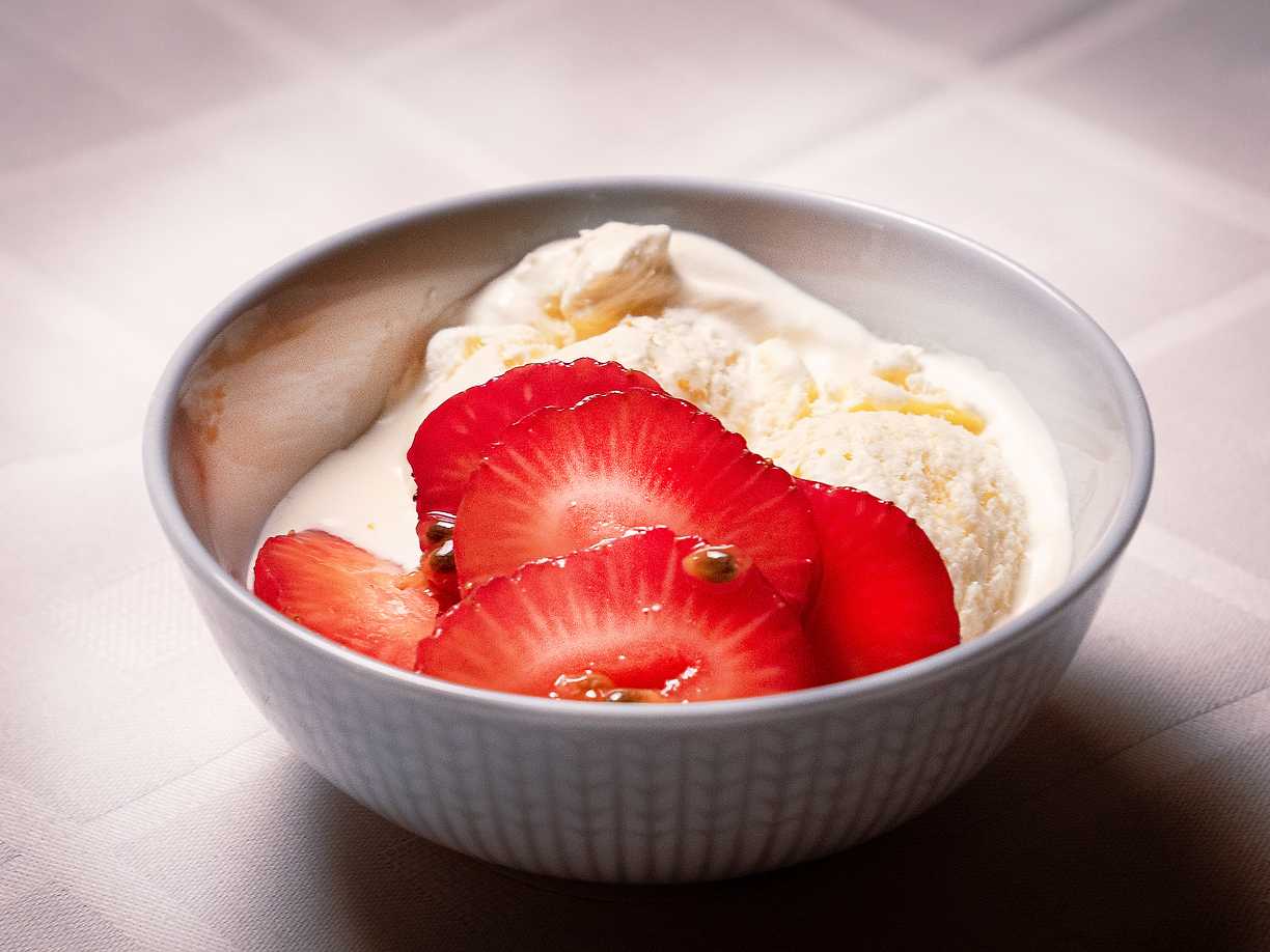 Hemmagjord apelsinglass med marinerade jordgubbar | Köket.se