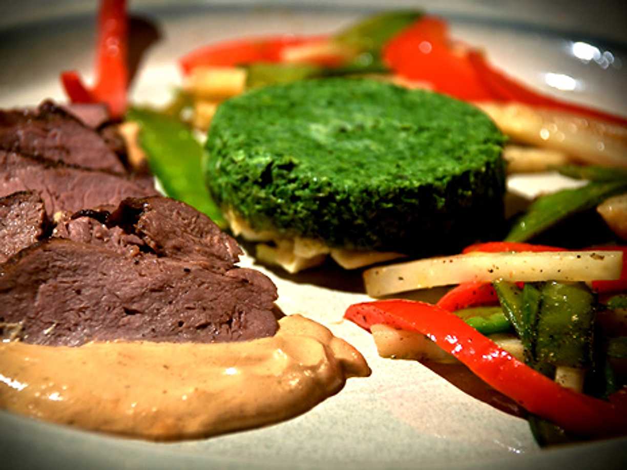 Hjortfilé med grönkålstimbal, Madeirasås och grönsakssymfoni på ...