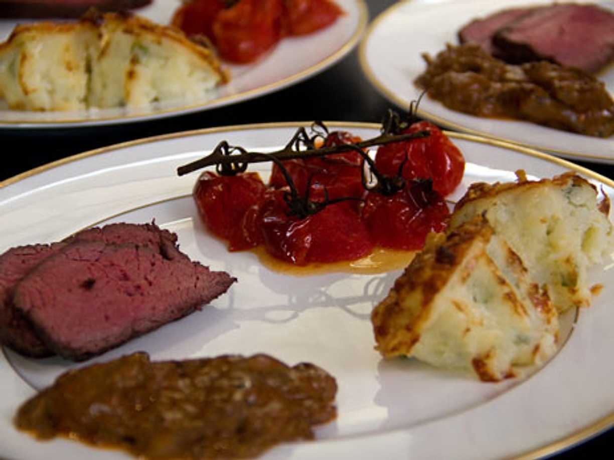 Hjortfilé med potatismuffins och svampsås | Köket.se