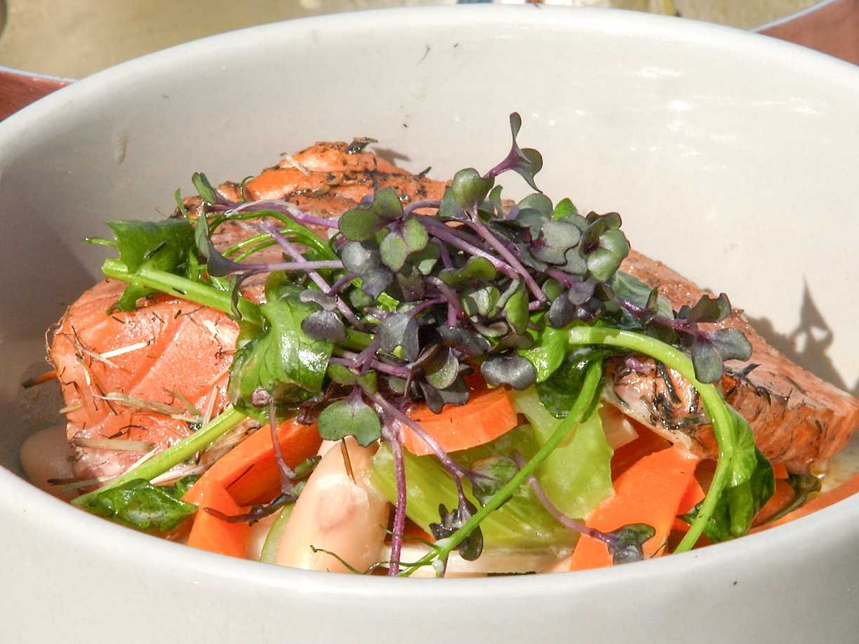 Höflamberad lax, gravad lax och krämig hot pot på vita bönor | Köket.se