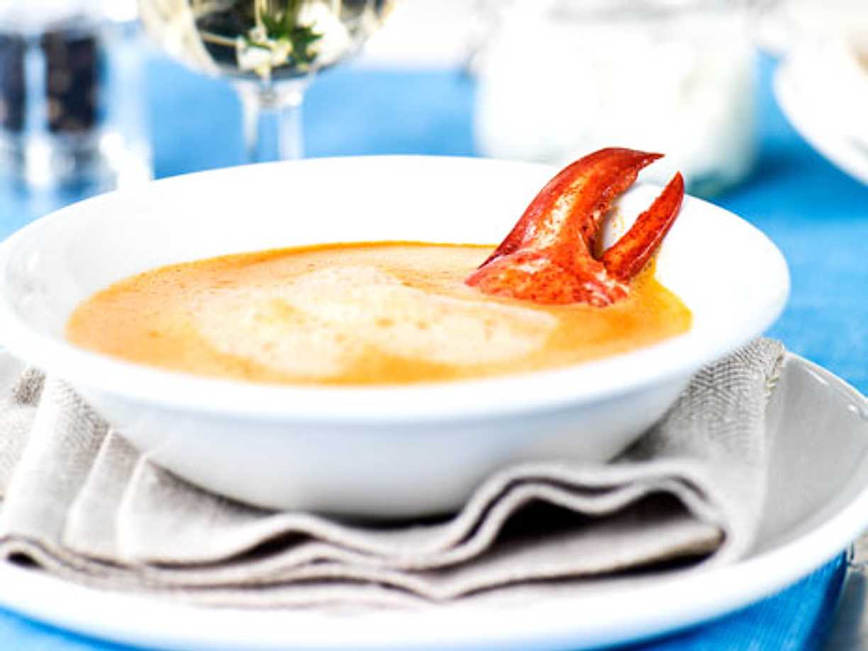 Hummersoppa med smörstekt jordärtskocka | Köket.se