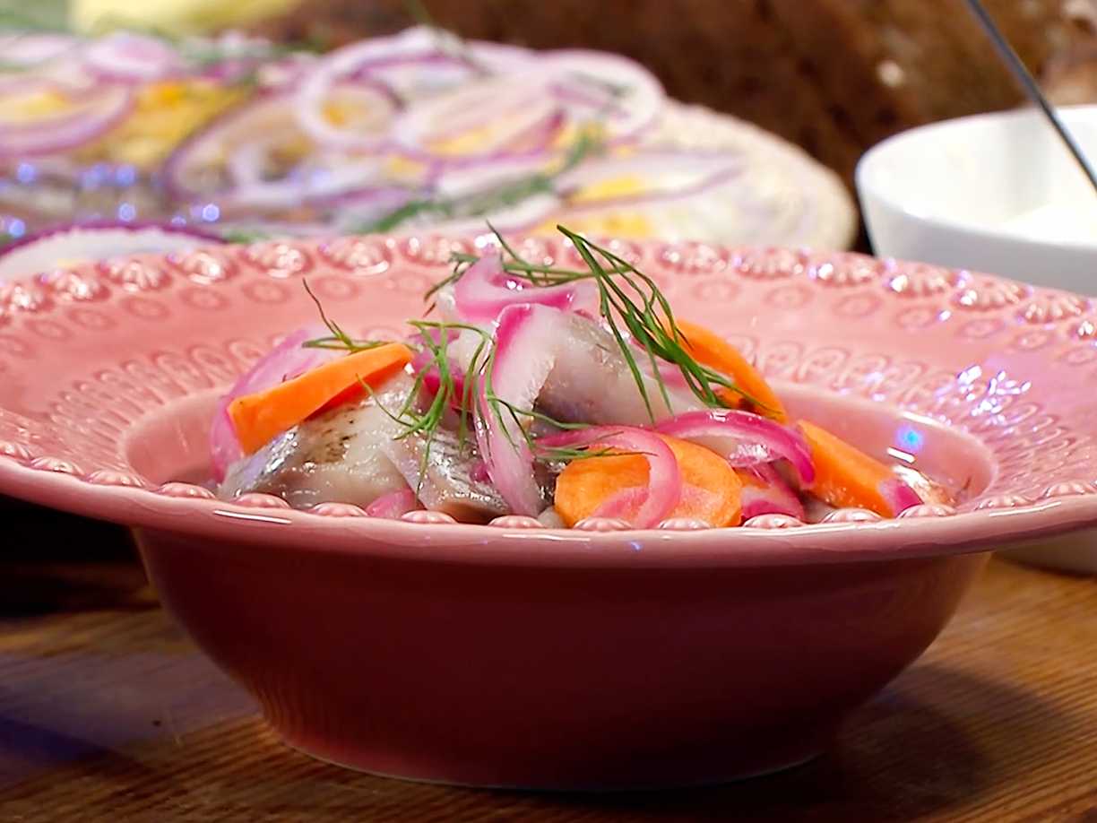 Inlagd sill med lök och morot | Köket.se