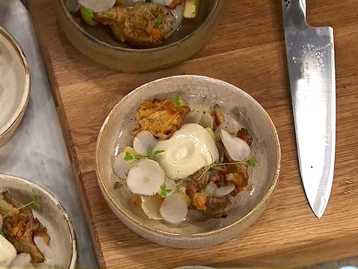 Jordärtskocka med potatisgnocchi, taggsvamp och svampkräm | Köket.se