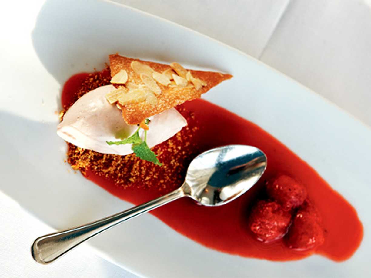 Jordgubbsglass med mandelflarn | Köket.se