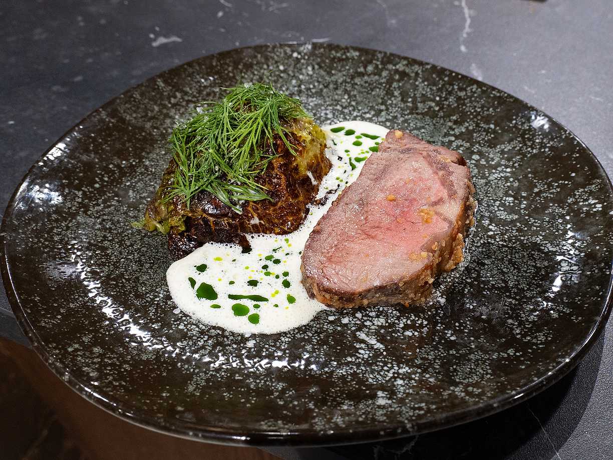 Kalventrecôte med mandelsmör, spetskål och skummad ostsås | Köket.se